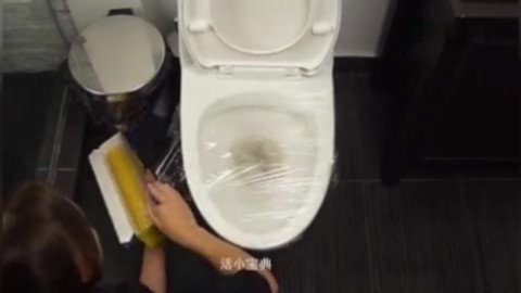 马桶堵了不用急,用保鲜膜就能疏通,再也不用花钱.
