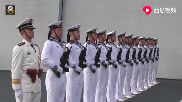 中国撤侨行动,有一名日本人被营救,最后他做了个动作让人印象深