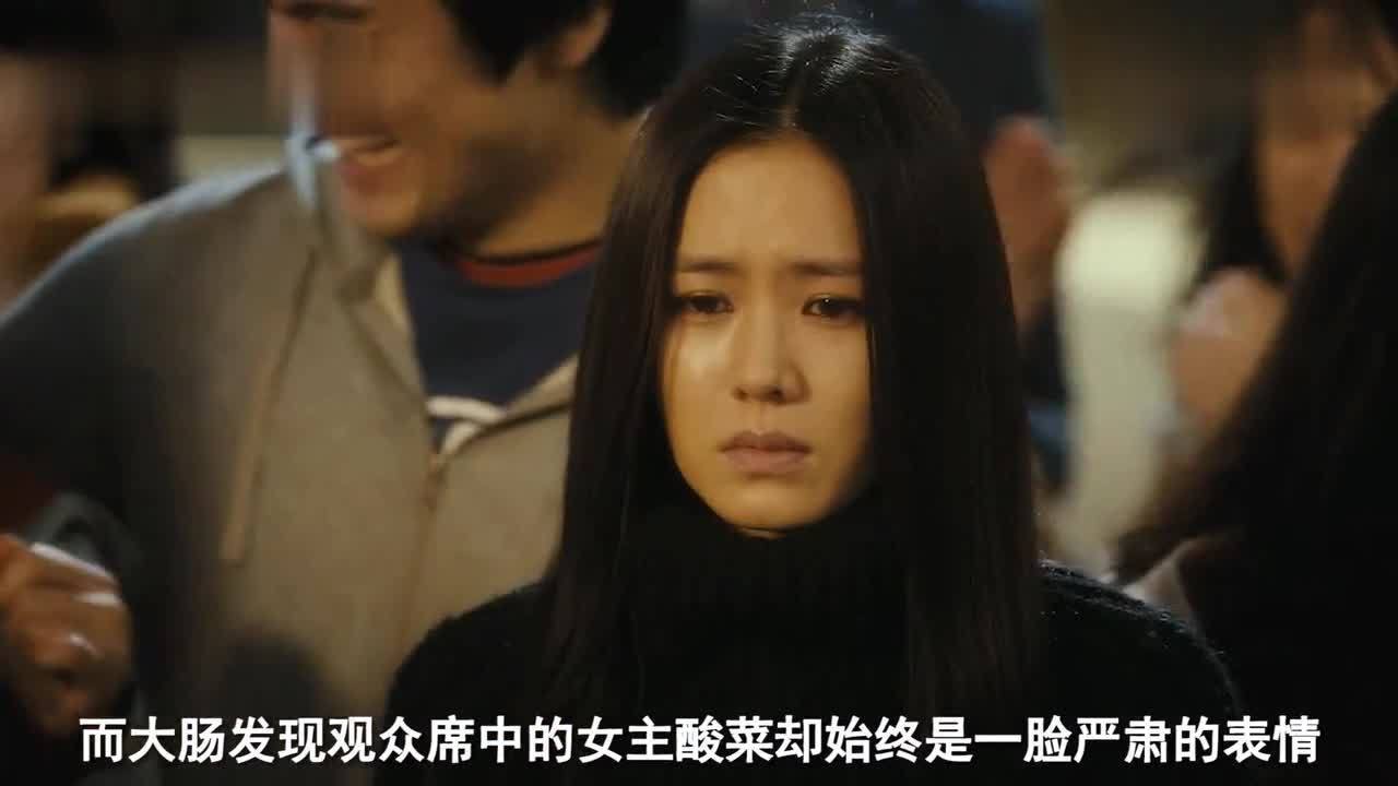 女子舞台表演节目,身后却伸出好几双鬼手,观众还以为是节目效果