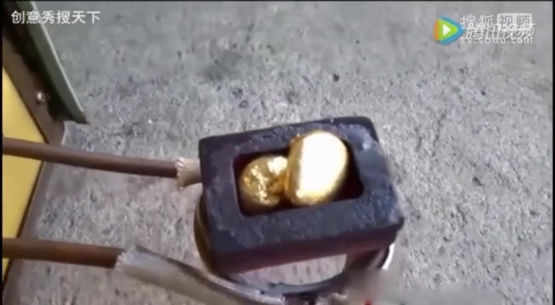 实拍男子高频加热熔炼黄金,浑身舒爽-今日头条