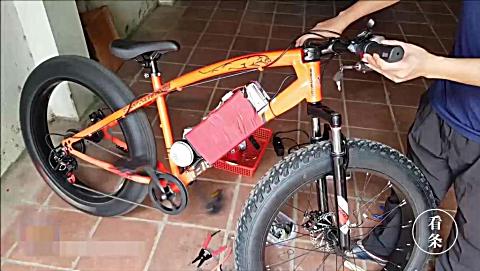 小伙一直没钱买电动车, 于是淘来配件, 用家里的自行车改造了一辆