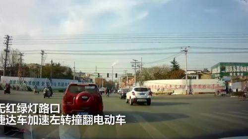无红绿灯路口,捷达车违规左转撞翻电动车,着急也走不了了