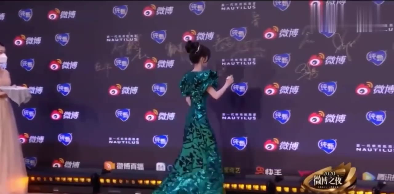 #微博之夜# 鞠婧祎微博之夜红毯来了,墨绿珠光鱼尾裙好显身材,这个小...