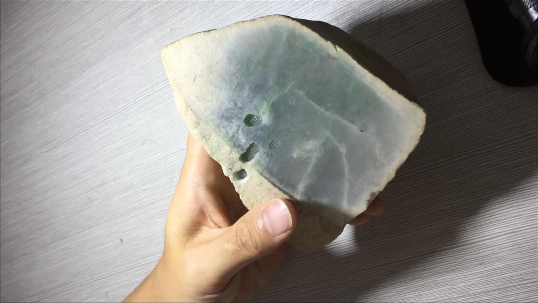 网友8000买了个翡翠开窗料,颜色纯正!捡到了大漏?