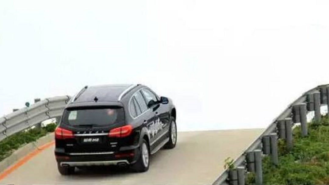 手动挡上坡有诀窍,中间一步都不能少,不溜车不熄火,新手都学学