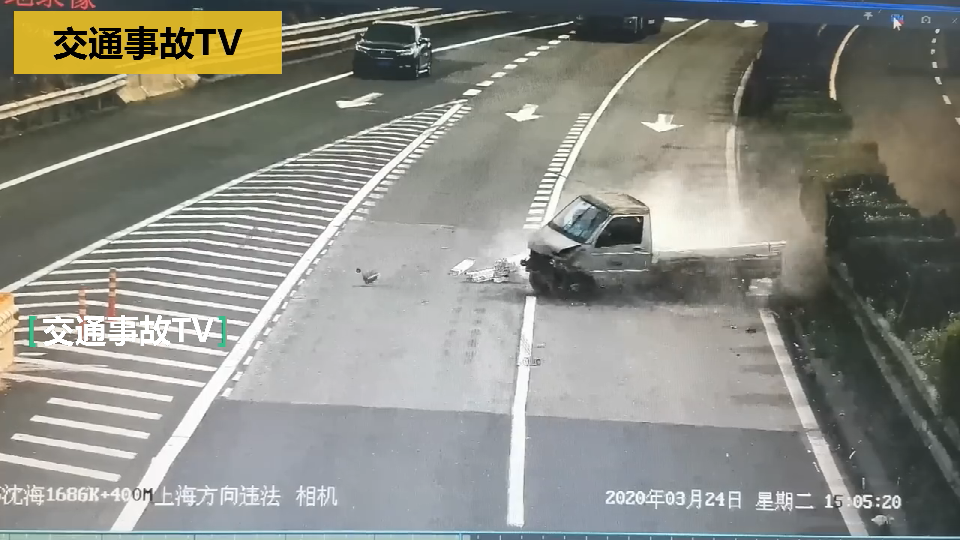 高速路上,小货车失控翻车,幸亏系了安全带