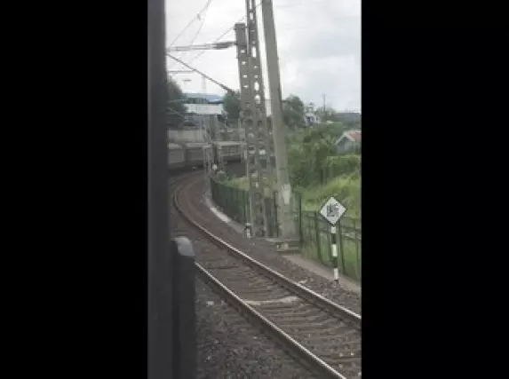 火车视频 沪昆线 k1221驶出贵阳往六盘水方向