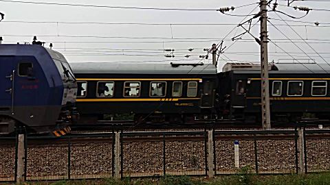 HXD1D型电力机车牵引K458次列车从京广线滠口站附近经过