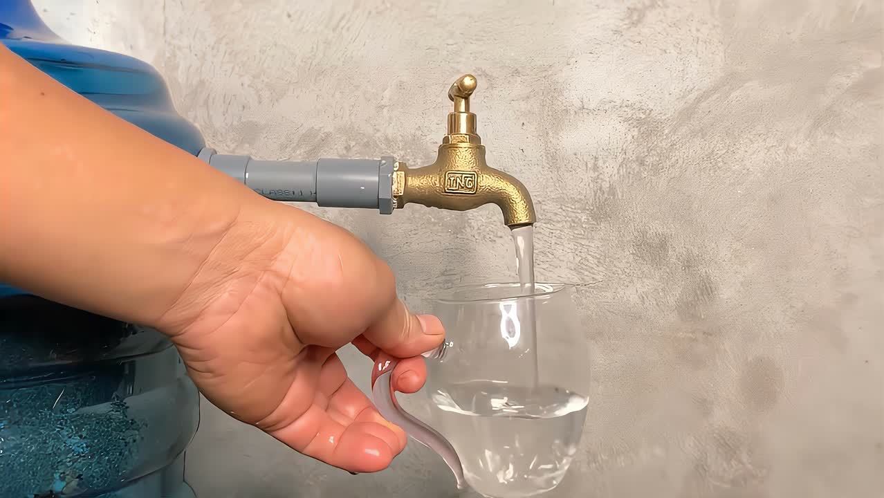 这种用塑料桶制作出来的自然水过滤装置不知道大家看过吗?
