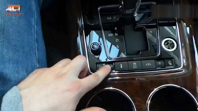 大众辉腾的设计有多人性化,打开车上按钮你就知道了!
