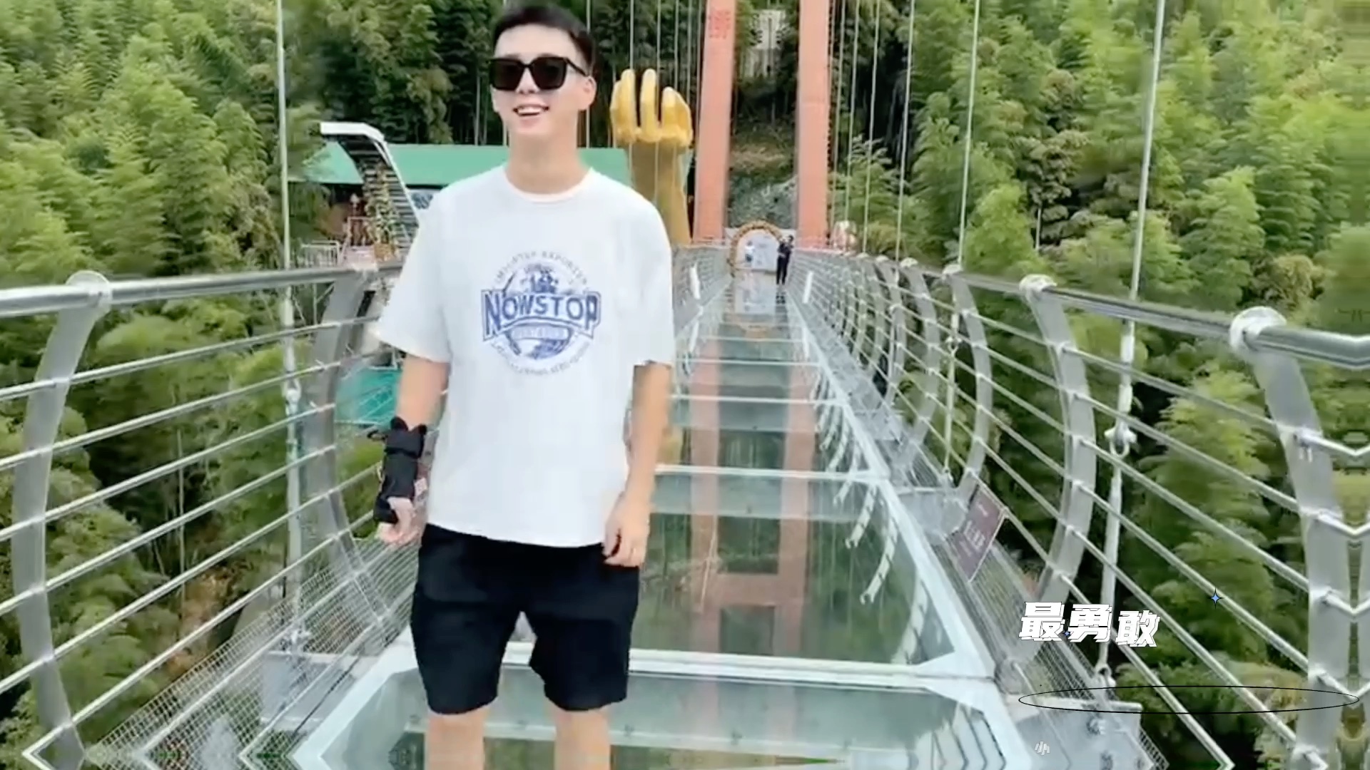 我和猪宝贝 木木 小胖子 小王的安吉漂流之旅,但是此视频里没有漂流的...