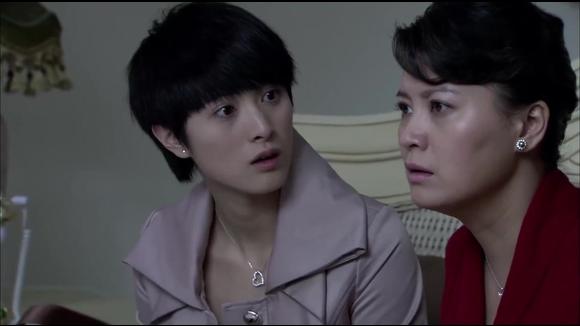 女孩发现电视里面的女子跟自己长得一模一样,亲妈都分不清真假了