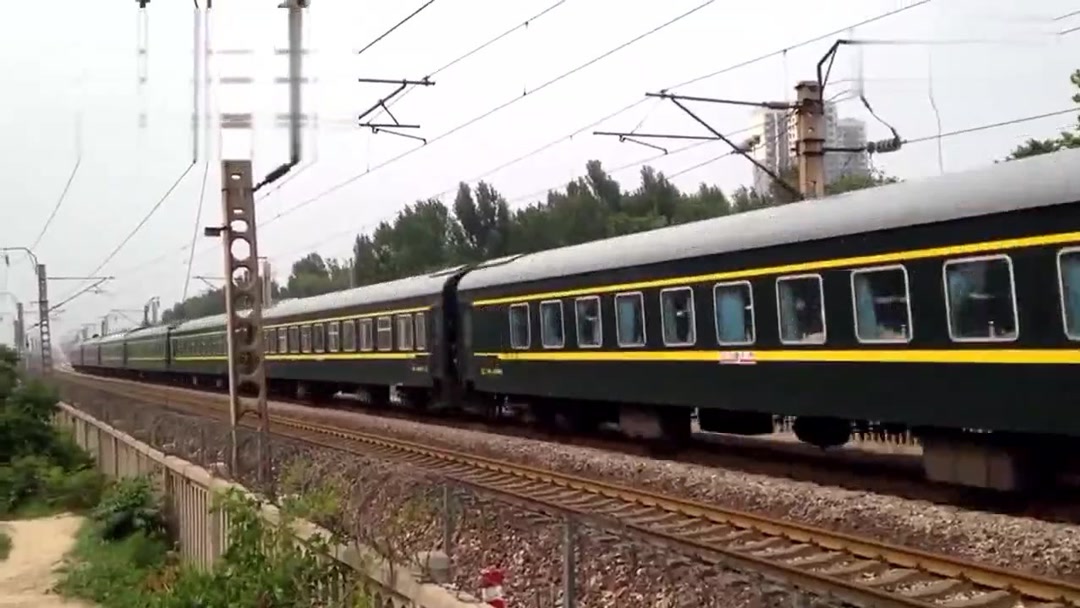 全程61小时长春至昆明K2285次列车通过邯郸联纺桥