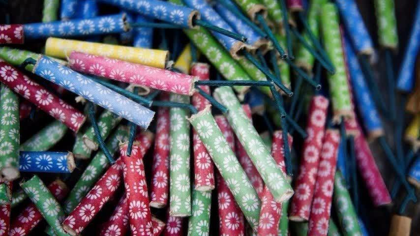 制作巨型鞭炮,点燃会怎么样?漫天烟雾