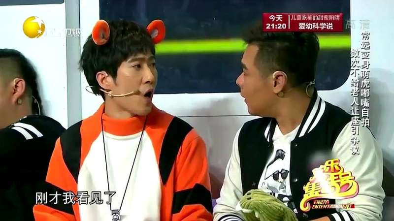 小品《地铁故事》:常远捡到大红包不敢动,嘟嘴卖萌不给老人让座