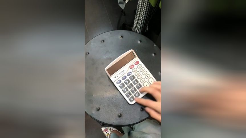 用计算器表演出搞笑嘻哈!小哥的才华真是太赞了老板都感动了