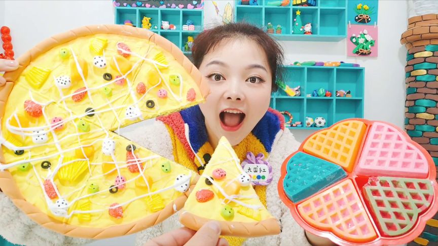 废物利用,小姐姐用纸板和粘土制作“披萨”,水果缤纷还拉丝超赞