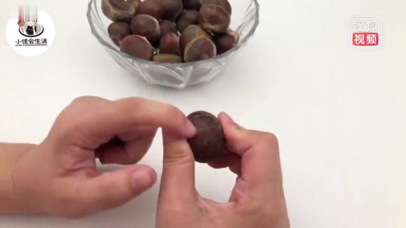 生板栗去皮剥壳太难了,姑娘教你一招,轻松搞定难剥的板栗壳