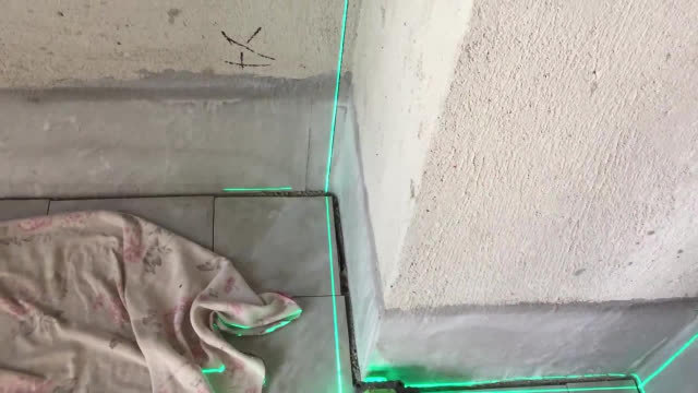 贴瓷砖墙面处理方法,用仪器定90度线,控制墙好面厚度