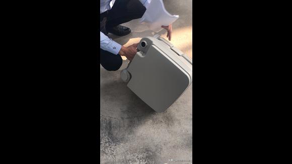 房车上便携式马桶的使用演示。