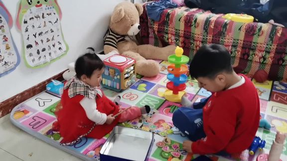 现在就开始模仿啦,可惜我家附近没有合适的小朋友。