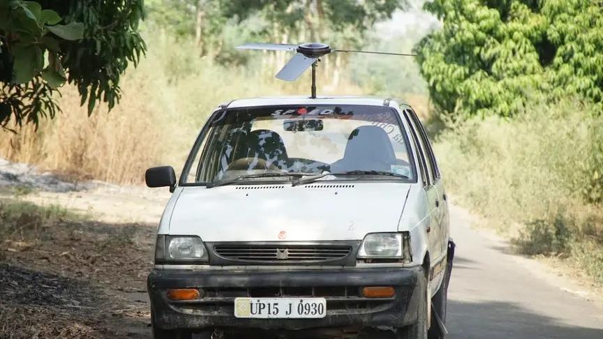 印度小伙在车顶安吊扇,风扇再转快点,汽车都变直升机!