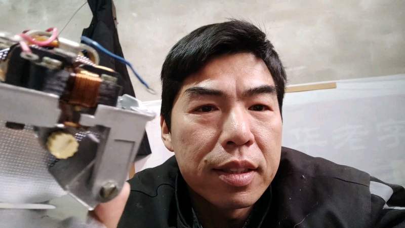 收废品收到两块废旧电表,拆开一看,里面是这样的