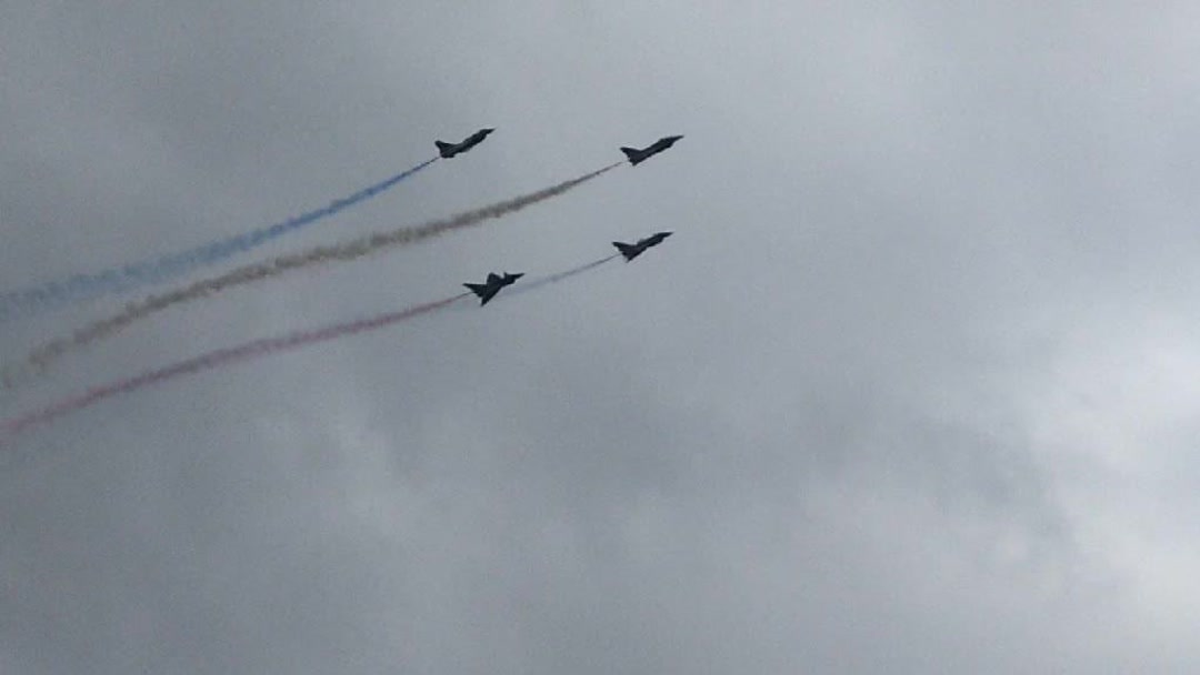 2018珠海航展 八一飞行表演队4机编队同步翻滚!