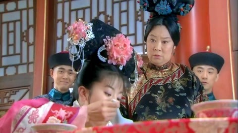 新还珠格格:容嬷嬷教规矩,小燕子连吃饭都不能好好吃,气炸了