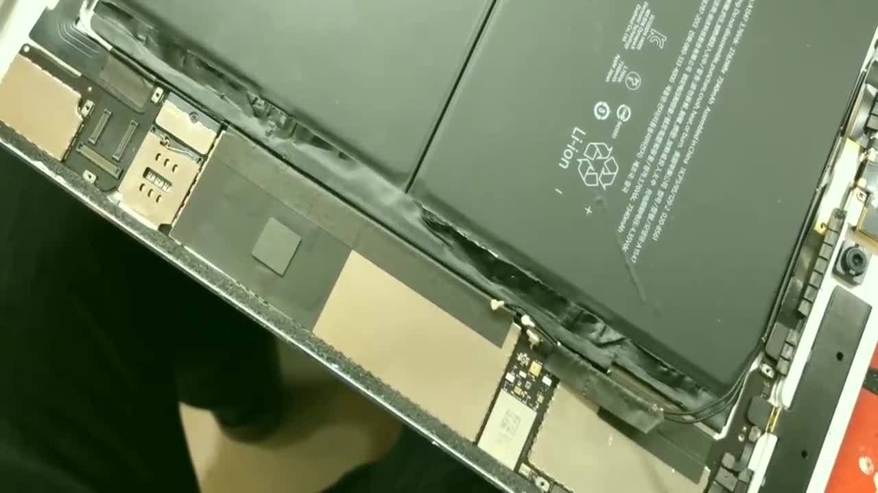 苹果ipad6不开机客户又把触摸拆坏维修案例