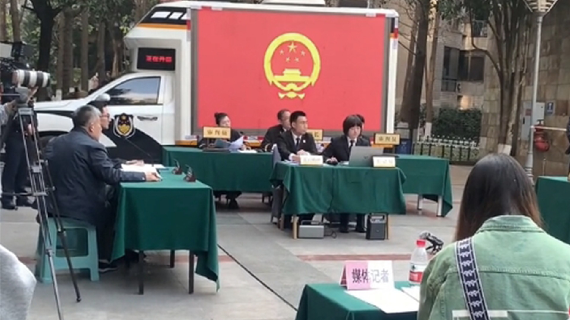 ...高空抛物砸伤头部,排查未果把56名住户告上法庭,法院在小区公开审理