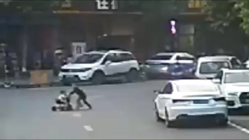 交通安全事故案例警示:一位妈妈过马路去扶领居家摔倒的孩子