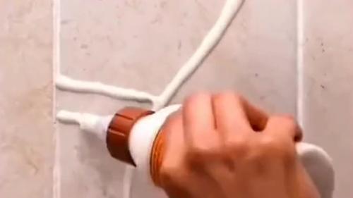 生活达人演示怎么修复地板,再也不用请工人来修地板了,在家就可以修复