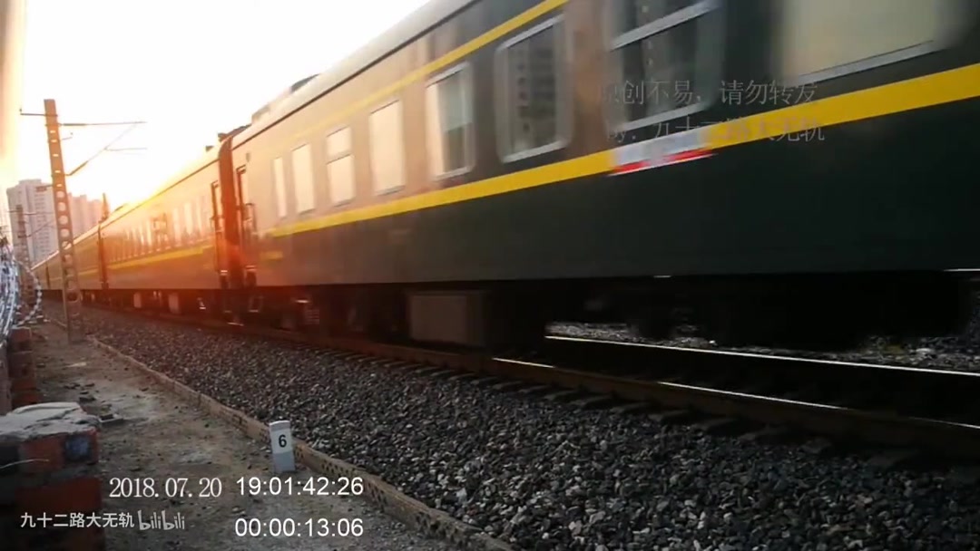 夏季傍晚的津山铁道,沈阳开往西安的k2048次火车通过,接近天津火车站