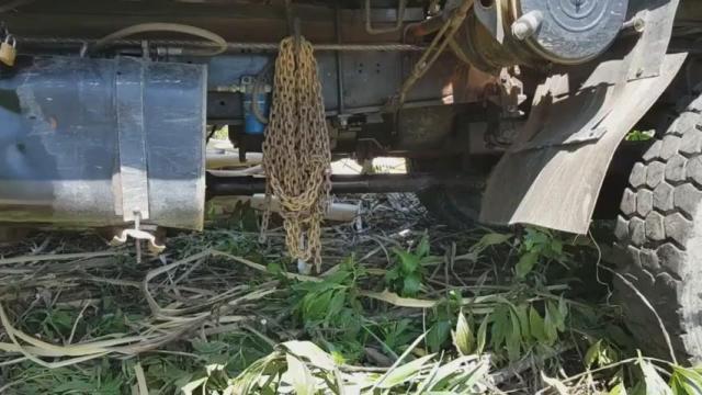 钻到卡车车底,看下传动轴的结构