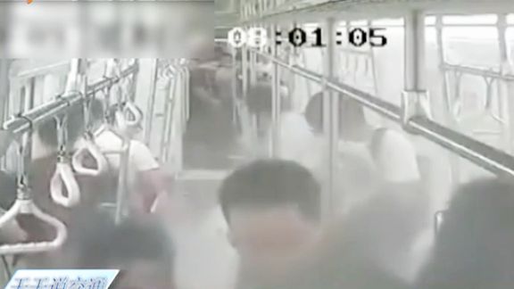 充电宝突然自燃,地铁车厢瞬间烟雾缭绕
