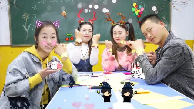 手工姐妹俩和小伙伴做“表情手表”戴在手上好洋气,真好看
