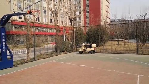 这是哪儿来的神仙小姐姐啊!身材高挑!投篮动作标准百发百中啊!