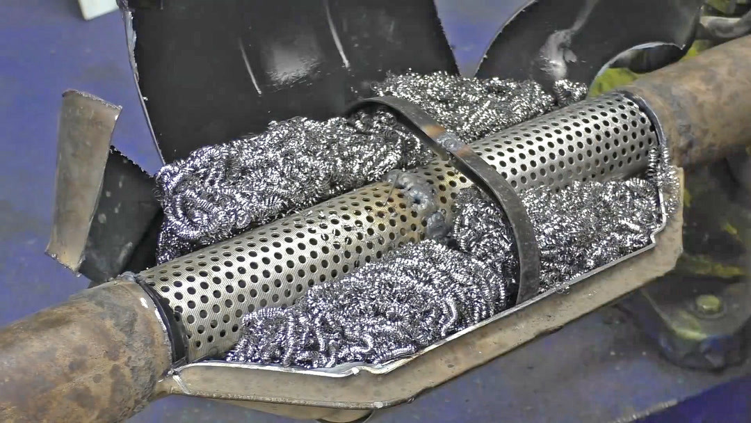 爆改汽车排气管消音器,往里面塞满钢丝球,这样真能消音吗?