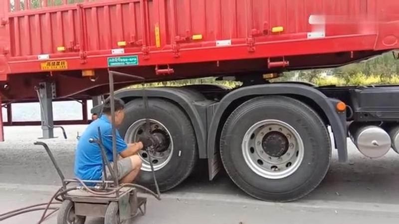 接新大货车回家,十三米车斗二十二个轮胎,安装车胎中,干就完了