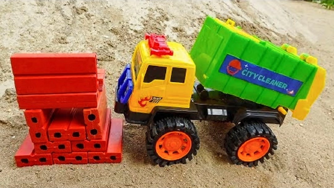 大卡车运输砖块去盖房子