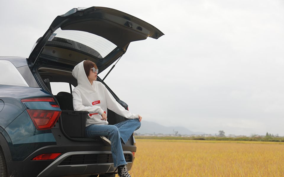 蔚蓝的天空下涌动着金色的稻浪,我在那里遇见了新一代ix25丨麻辣视频