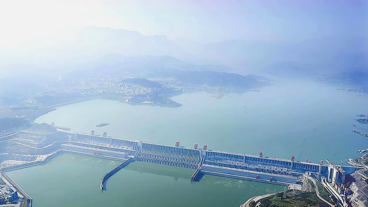 三峡水坝在排水时,为何要将水喷向天空,这样做有什么.
