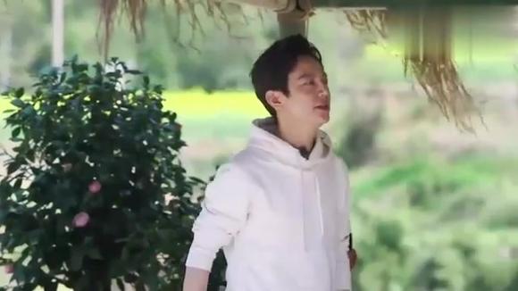 何炅嫌热说出自己的体重后,黄磊满脸的怀疑:你毛重净重吗?