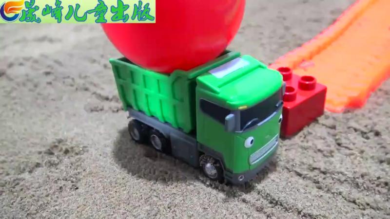 益智早教玩具轨道上运行的各种彩球汽车