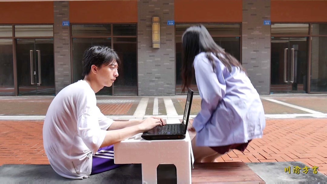 女孩手机被陌生人连接电脑后,发现自己的隐私被泄露,后悔不已