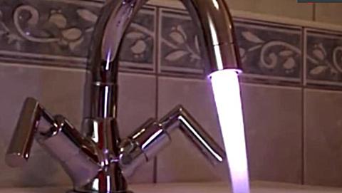 创意设计! 一个LED灯, 不再担心夜晚开水龙头, 开灯亮瞎眼了。