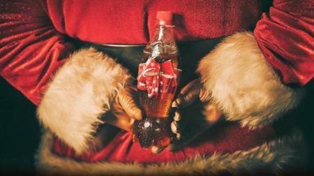 喝完的可乐瓶加工一下,能成为厨房放刀具的架子,不占地,还实用!