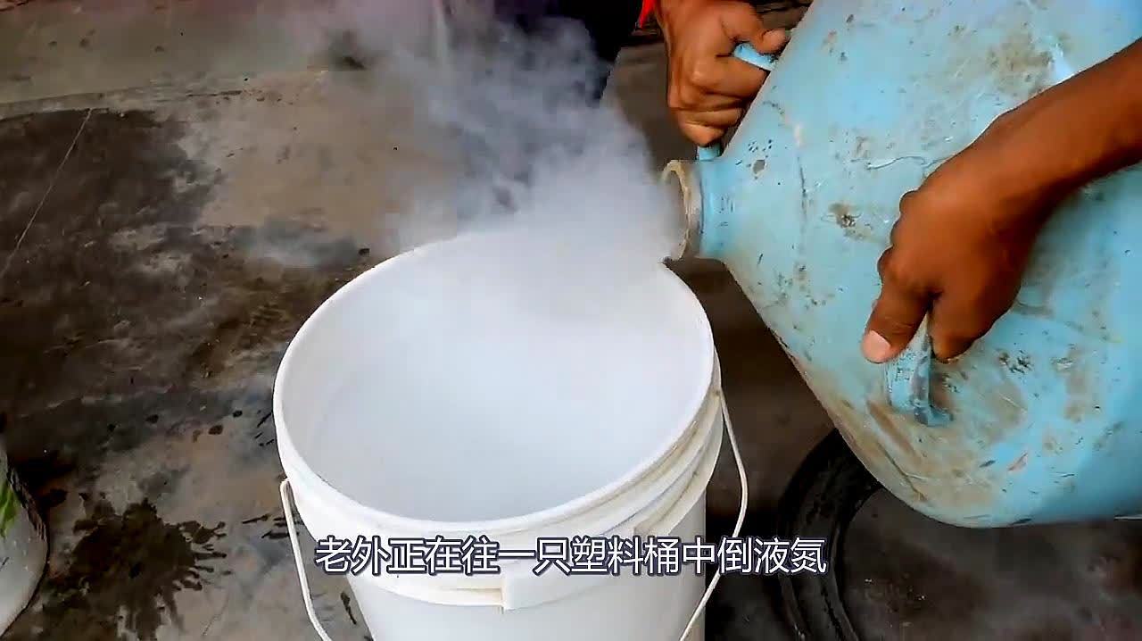 趣味实验:液氮汽化,具有吸湿性,老外弄湿的T恤从中会变干吗