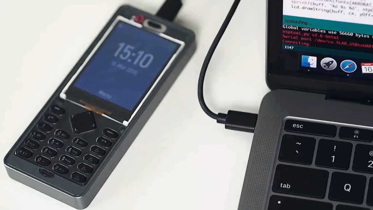 牛人专为黑客设计手机,打电话不要钱,背面超多接口